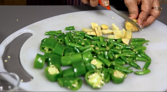 हरी मिर्च के सॉस रेसिपी!!How to make Green Cilli sauce recipe in Hindi ...