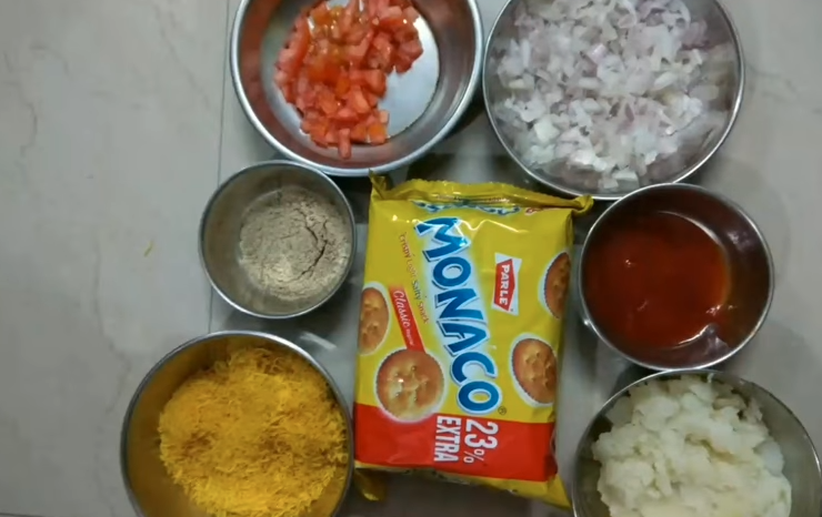 [Step By Step] 5 मिनट में बनाये मोनाको चाट! Monaco Biscuits Chaat ...