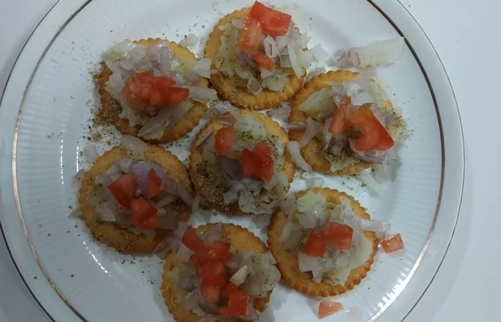 [Step By Step] 5 मिनट में बनाये मोनाको चाट! Monaco Biscuits Chaat ...
